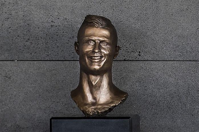 Madeiras lidostā nomainīta ''šausminošā'' Ronaldu statuja | Sportazinas.com