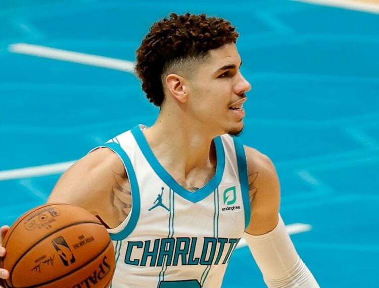 Lamelo NBA karjeru sāk ar "baranku" punktu ailītē, bet 10 atlēkušajām ...