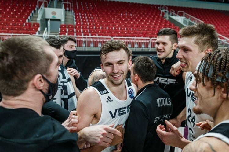 Zorika fantastiskais uzvaras metiens pret "Peristeri" atzīts par FIBA ...