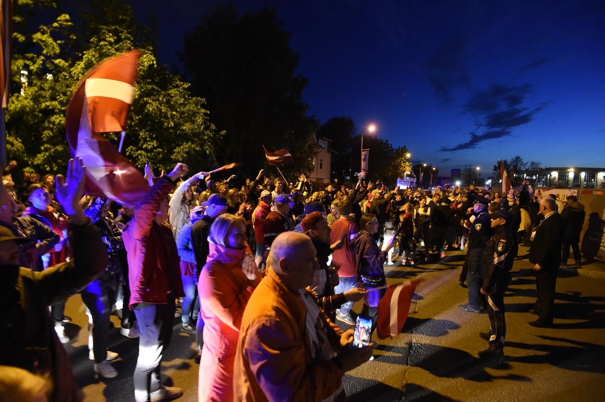 Pie "Arēnas Rīga" pulcējas Latvijas izlases fanu pūļi (VIDEO ...