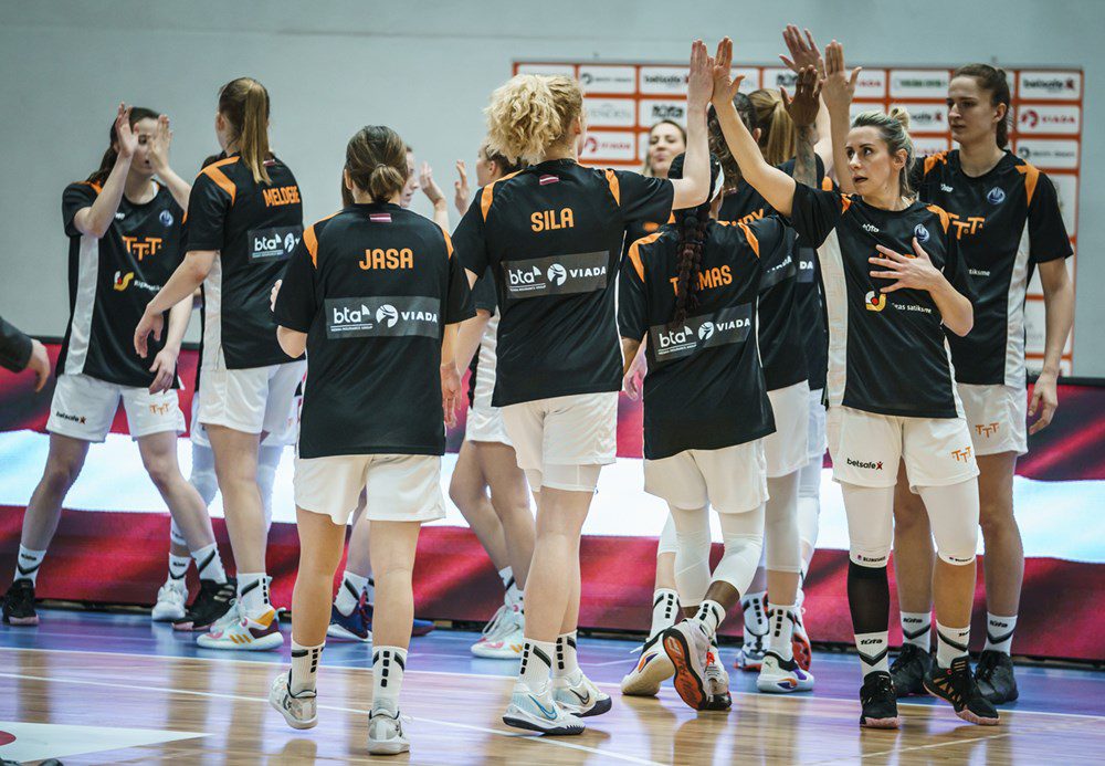 “TTT Rīga” basketbolistes Baltijas līgā pretinieces sagrauj ar 62 ...