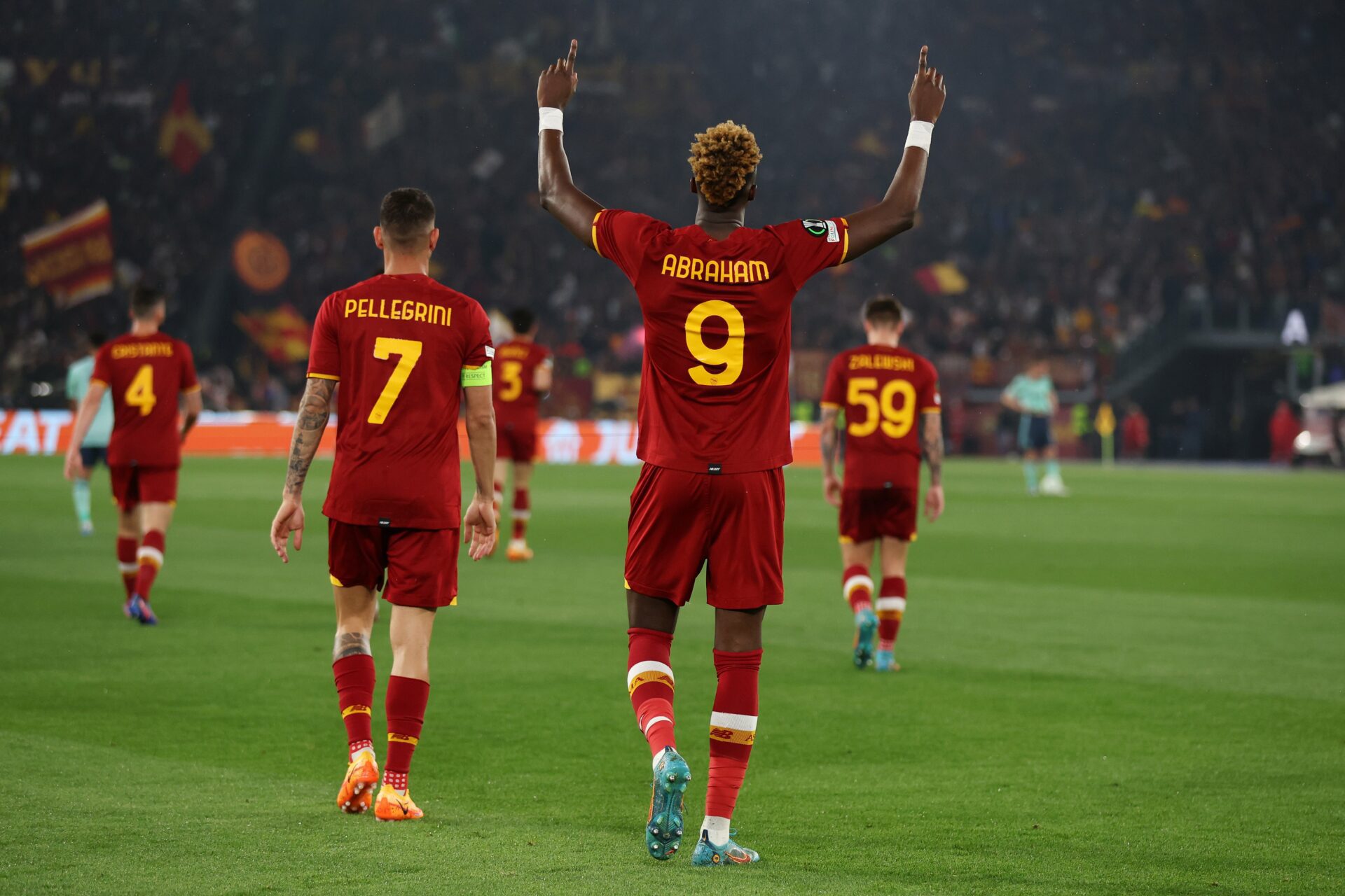 "Eintracht" un "Rangers" spēlēs EL finālā; "Roma" pirmajā KL finālā ...