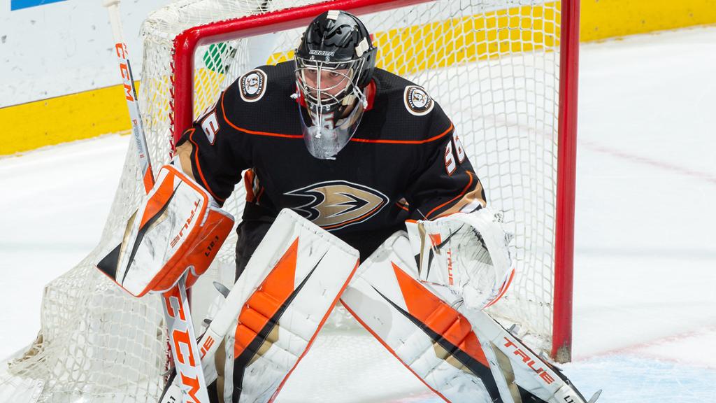 “Ducks” vārtsargs Gibsons ar līgumu līdz 2027. gadam paziņojis par ...