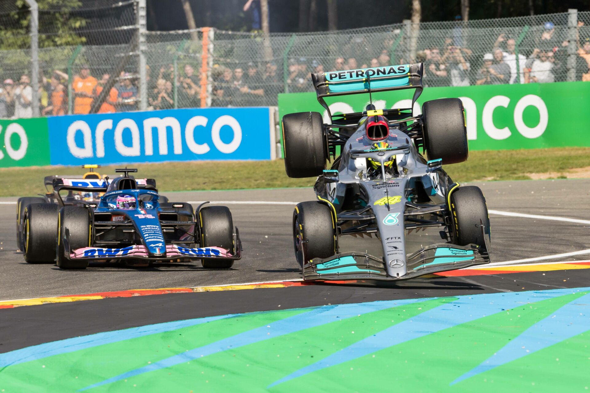 Alonso pēc sadursmes ar Hamiltonu: Viņš zina tikai to, kā braukt ...