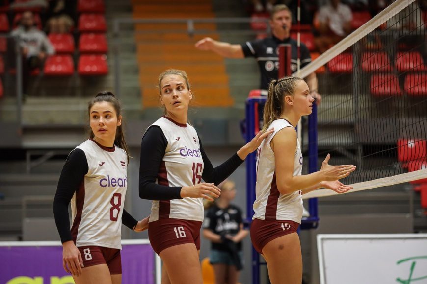 Latvijas volejbolistes EČ kvalifikācijas mačā atzīst Spānijas pārākumu ...