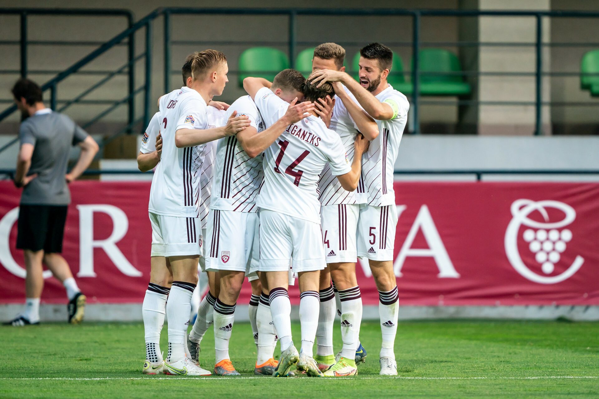 Latvijas futbolisti EČ grupu izlozē ievietoti piektajā grozā ...