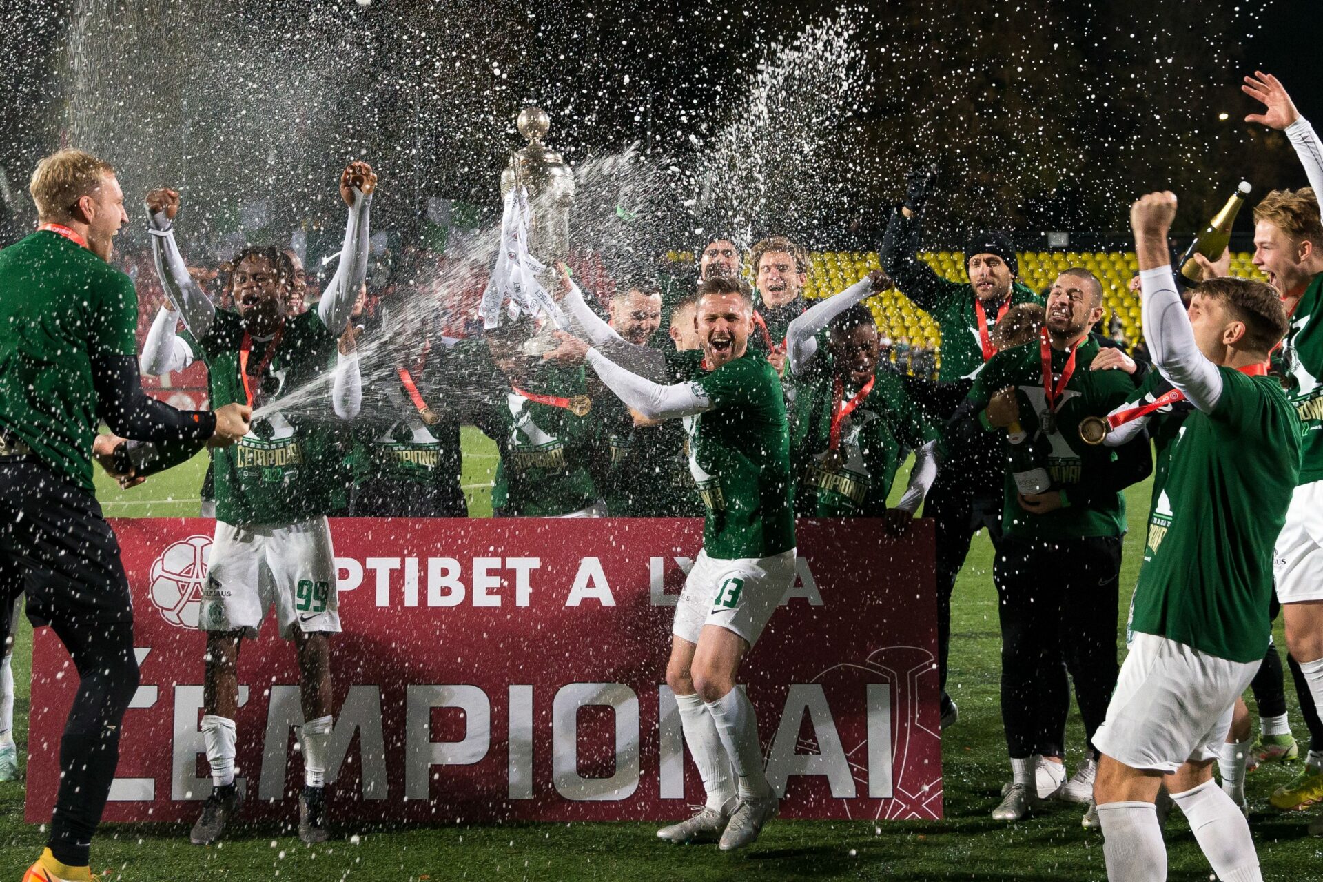 "Žalgiris" futbolisti desmito reizi kļūst par Lietuvas čempioniem ...
