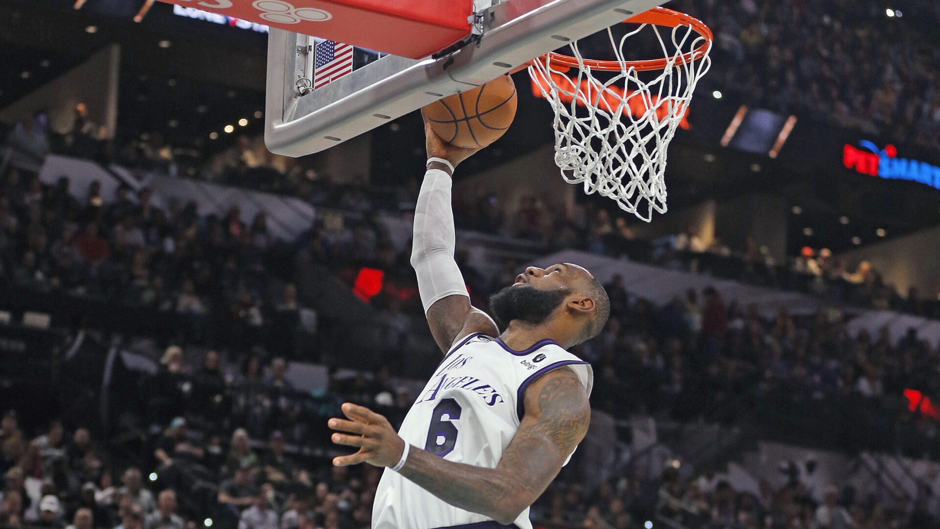 Lebrons atgriežas un palīdz "Lakers" gūt uzvaru (VIDEO) | Sportazinas.com