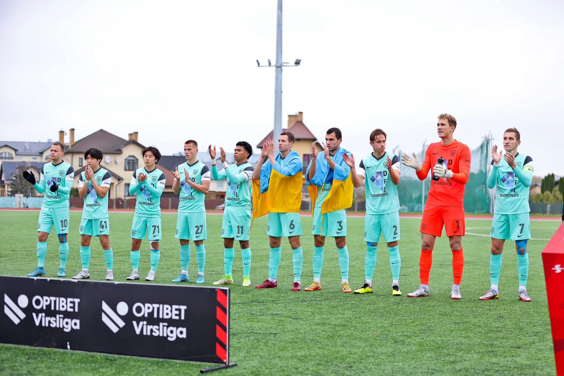 “Valmieras” futbolisti izbauda titula iegūšanu un gandrīz salauž galdu ...