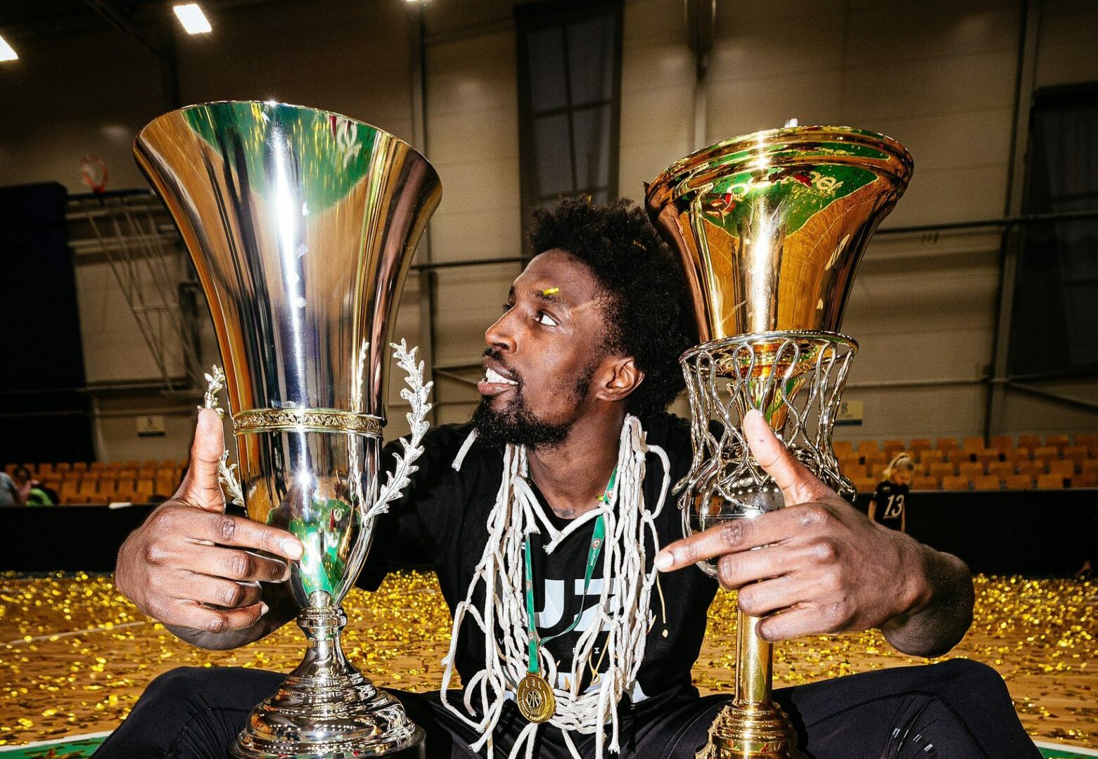 “VEF Rīga” leģionārs dzied Latvijas himnu un uztetovē karogu (FOTO ...