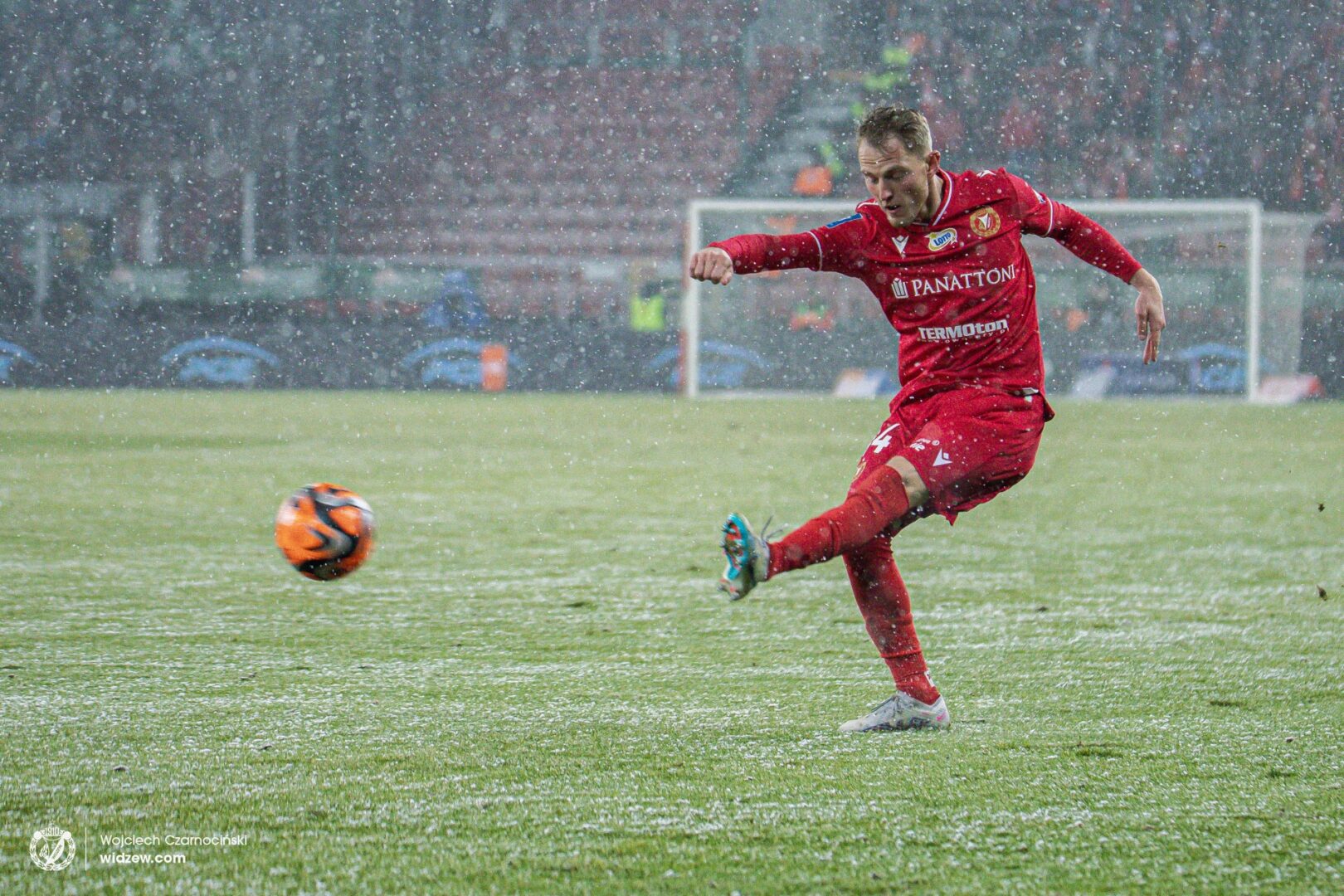 Cigaņiks asistē komandas vienīgajos vārtos Polijas ekstraklases spēlē ...