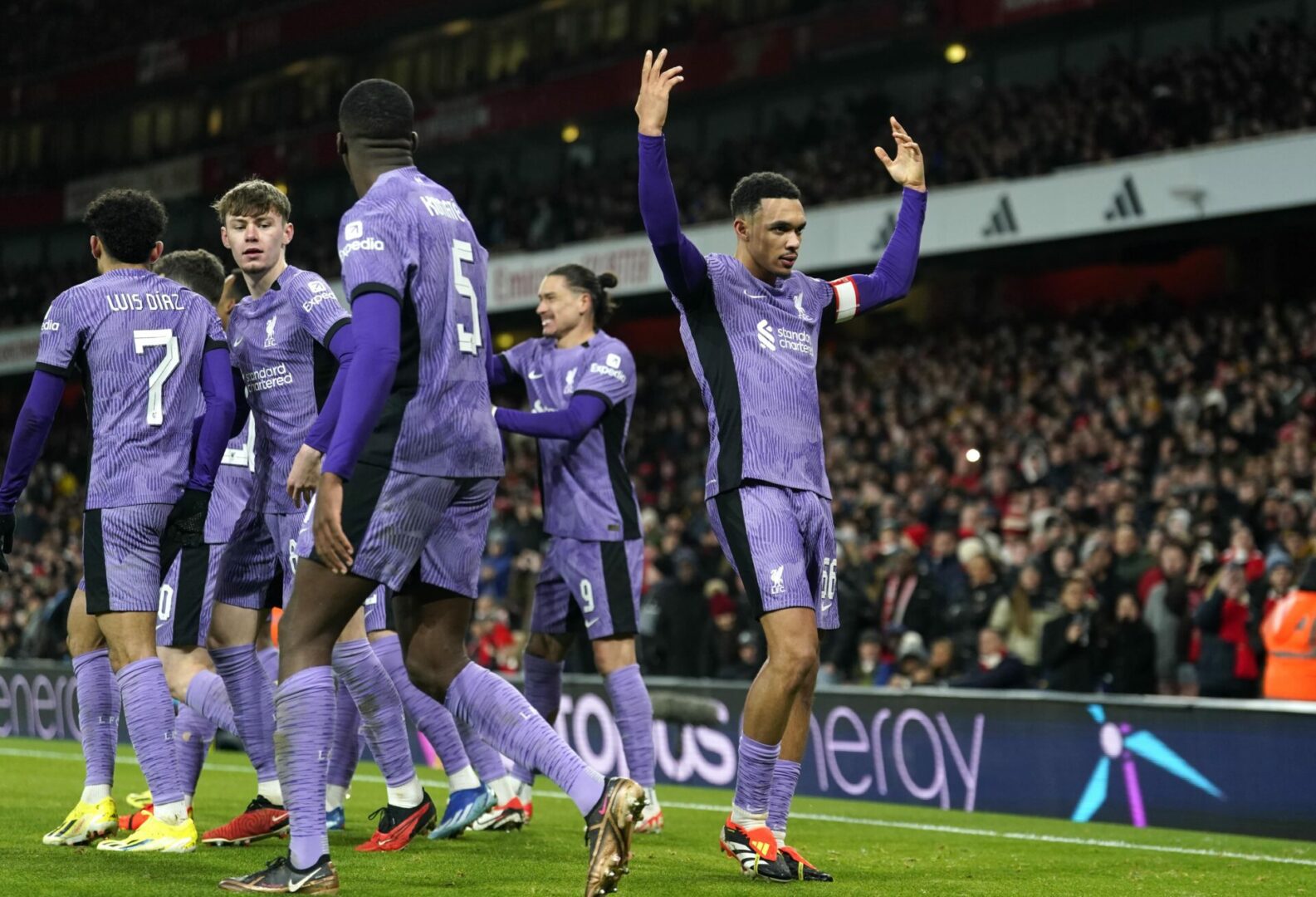 "Liverpool" uzvar un nostiprinās premjerlīgas vadībā | Sportazinas.com