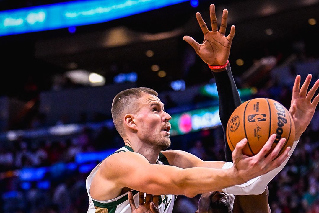 Porziņģis pārbiedē fanus, tomēr atgriežas laukumā un apstājas soli no ...