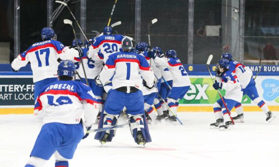 Latvijai zaudējušie Slovākijas hokejisti iekļūst U18 PČ pusfinālā ...