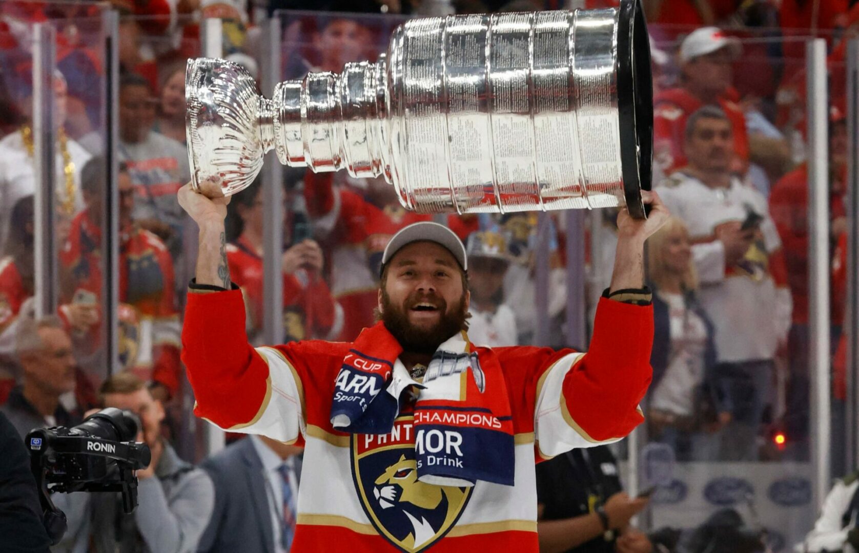 Arī Balinskis dodas laukumā un virs galvas ceļ Stenlija kausu ...