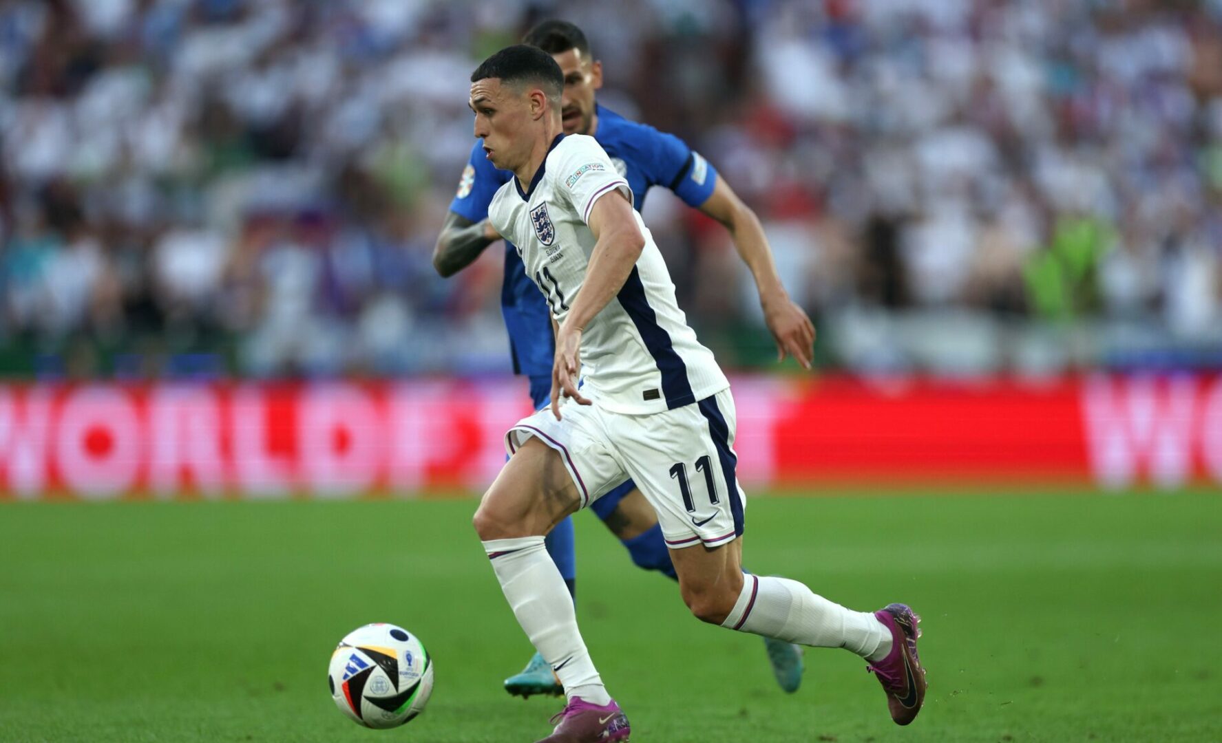 Anglijas spīdeklis Fodens uz dažām dienām pametis izlasi un atgriezies ...