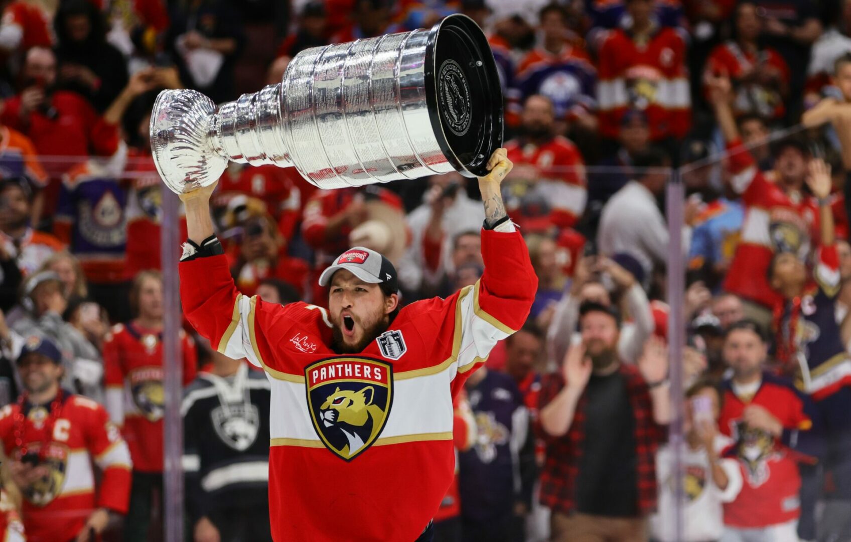 "Panthers" aizsardzības zvaigzne dodas uz Sietlu, arī "Canucks" veic ...