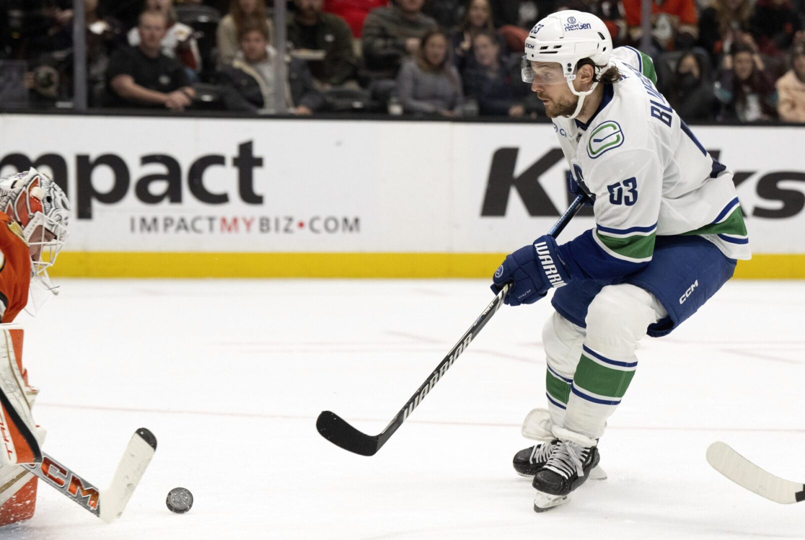 Bļugers fantastisks iemetienos, "Canucks" pieveic tiešos konkurentus ...