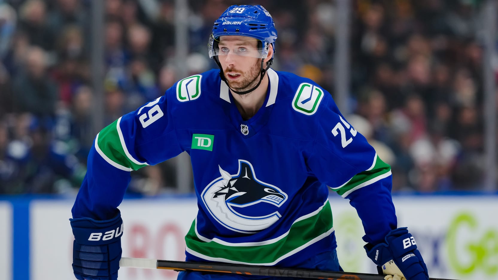 "Canucks" iedod "naudas maisu" mēneša sākumā iegūtajam aizsargam | Sportazinas.com