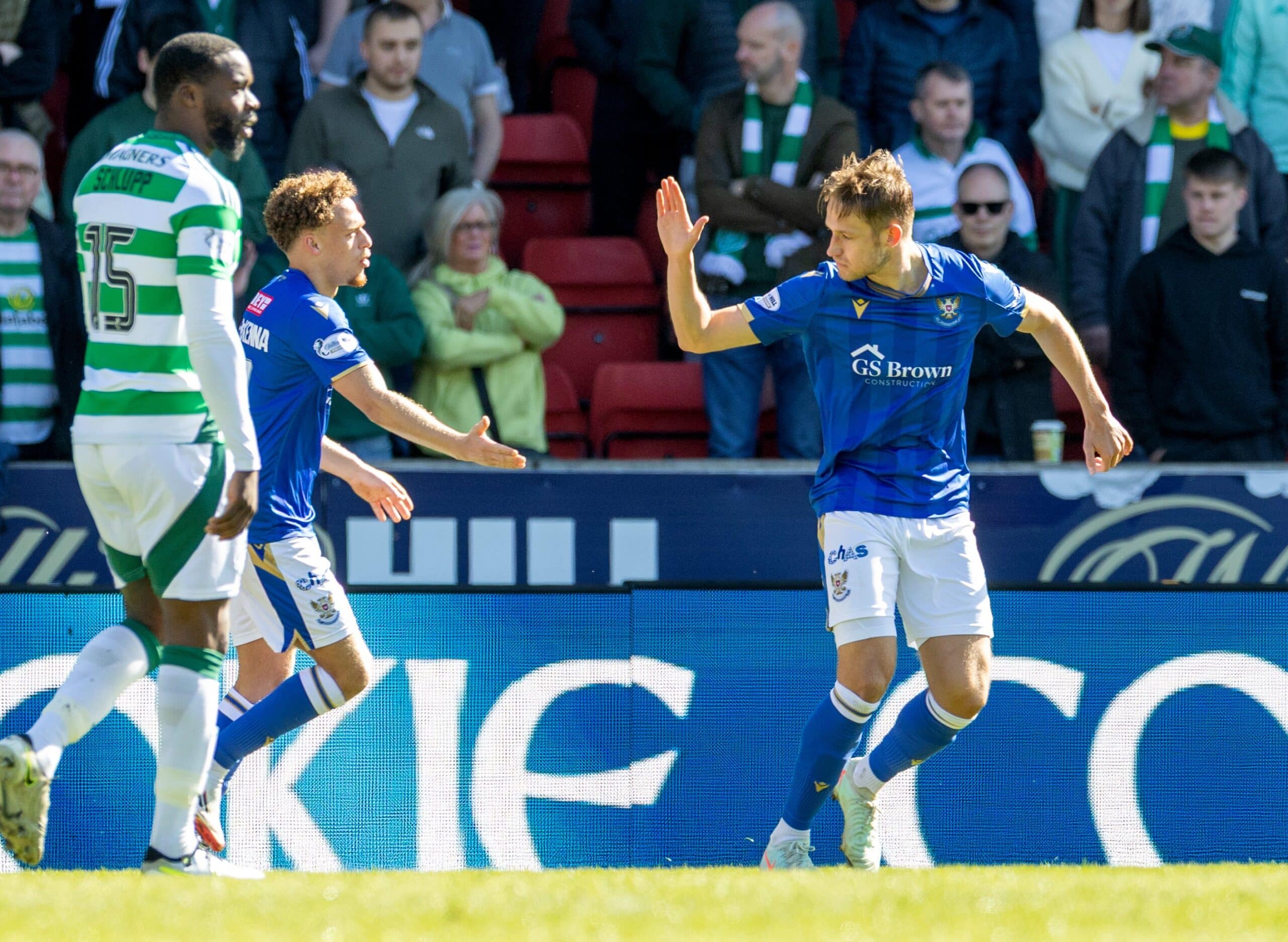 Balodis šokē "Celtic" un ar vārtu guvumu kaldina "St. Johnstone" uzvaru ...