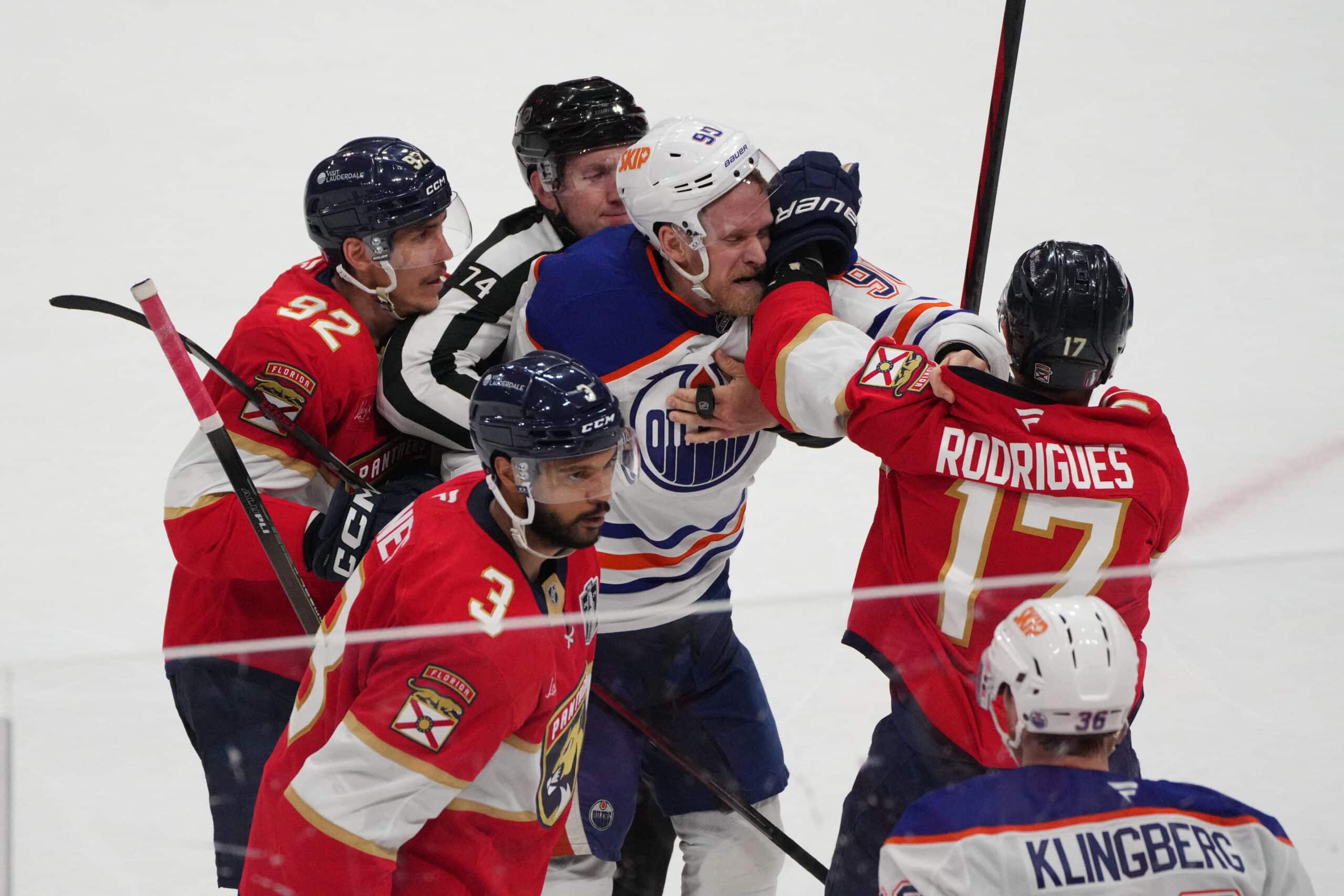 "Panthers" graujoša uzvara spēlē un kautiņos, izvirzoties vadībā ...